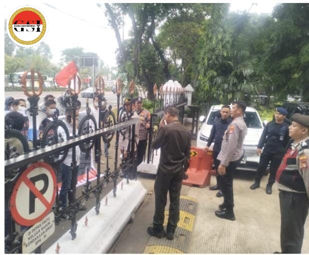 Aksi Unjuk Rasa Dari Komite Mahasiswa Nasional Indonesia Di Depan Kantor BPK RI Tanah Abang ...